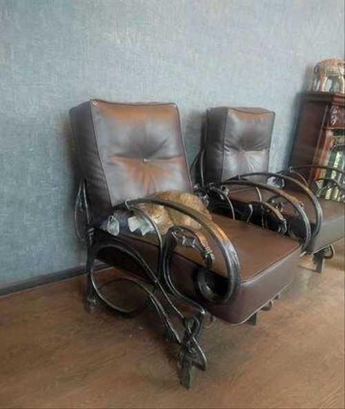 Кожанное кресло, кованые