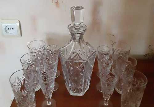 Хрустальный графин со стопками и стаканами