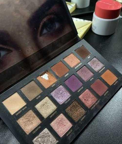 Палитра теней huda beauty desert dusk palette