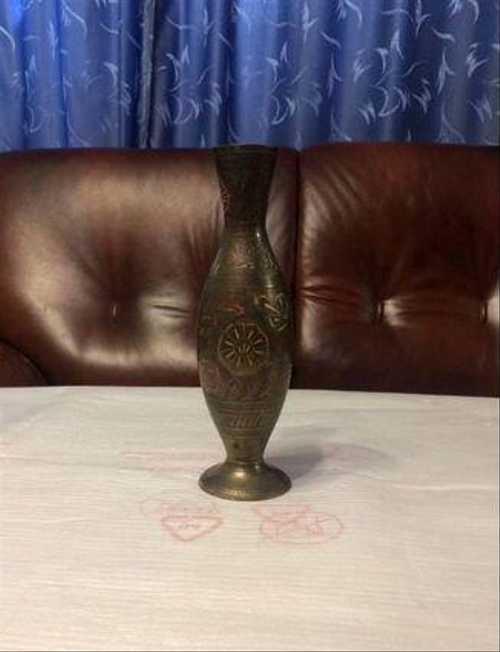 Металлическая индийская ваза