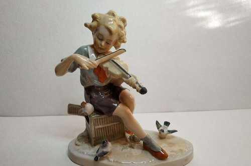 Немецкая статуэтка Мальчик со скрипкой