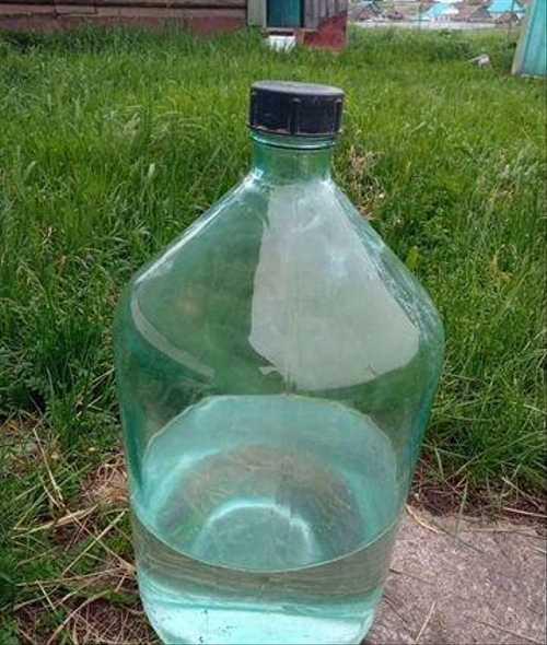 Стекляная бутылка с резбовой крышкой объемом 25 л