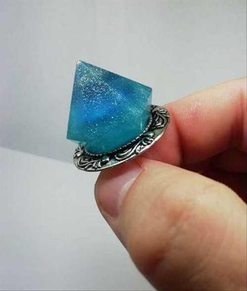 Диадемма и кольцо с кристаллом из ювелирной смолы