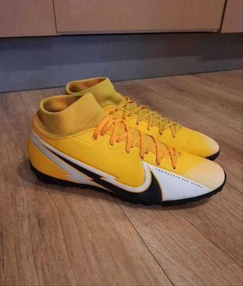 Футбольные бутсы nike