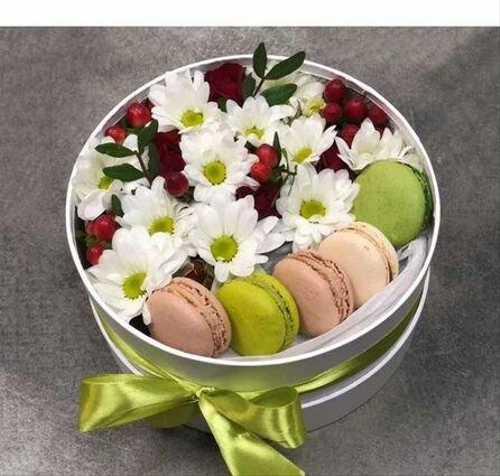 Подарок на 8 марта, коробочка с цветами и макарунс