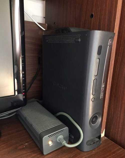 Xbox 360 120gb fat elite (2 джойстика, куча игр)