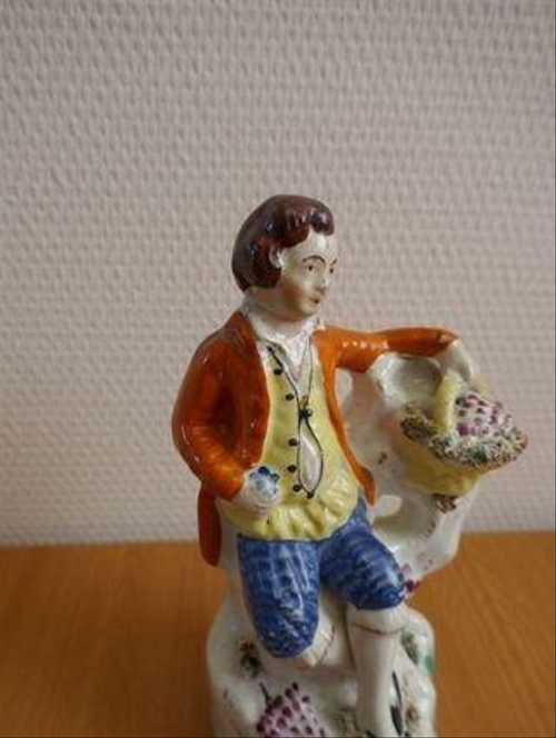 Антикварная статуэтка Юноша с корзиной. Англия