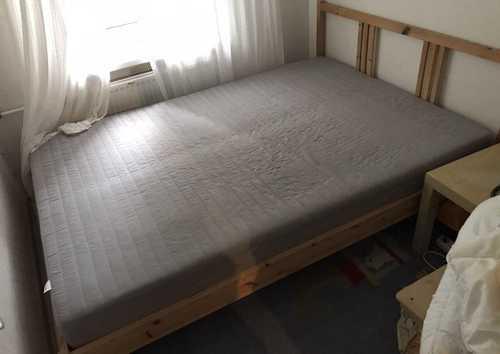 Двухспальная кровать с матрасом