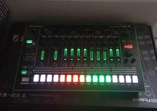 Драм-машина Roland TR-8 с расширением 7x7