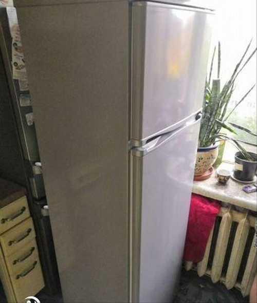 Продам большой холодильник snaige