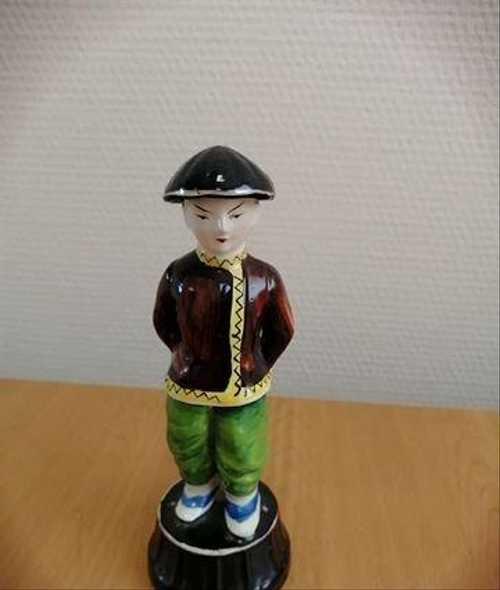Фарфоровая японская статуэтка юноши. 15,5 см