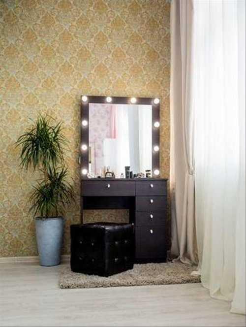 Столик для макияжа / Туалетный столик с зеркалом