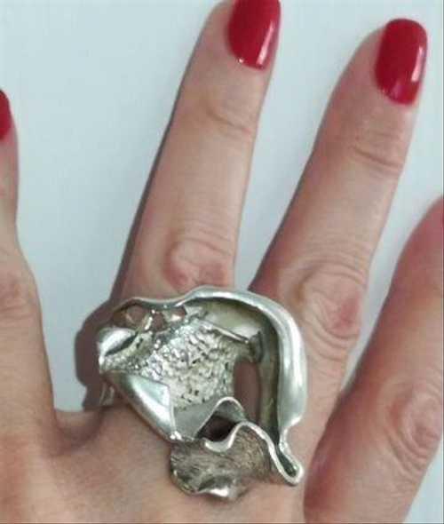 Продам дизайнерское серебряное кольцо