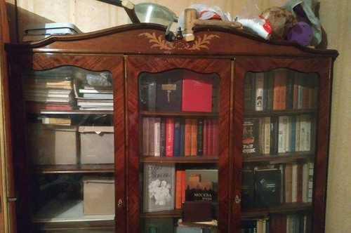 Антикварный книжный шкаф