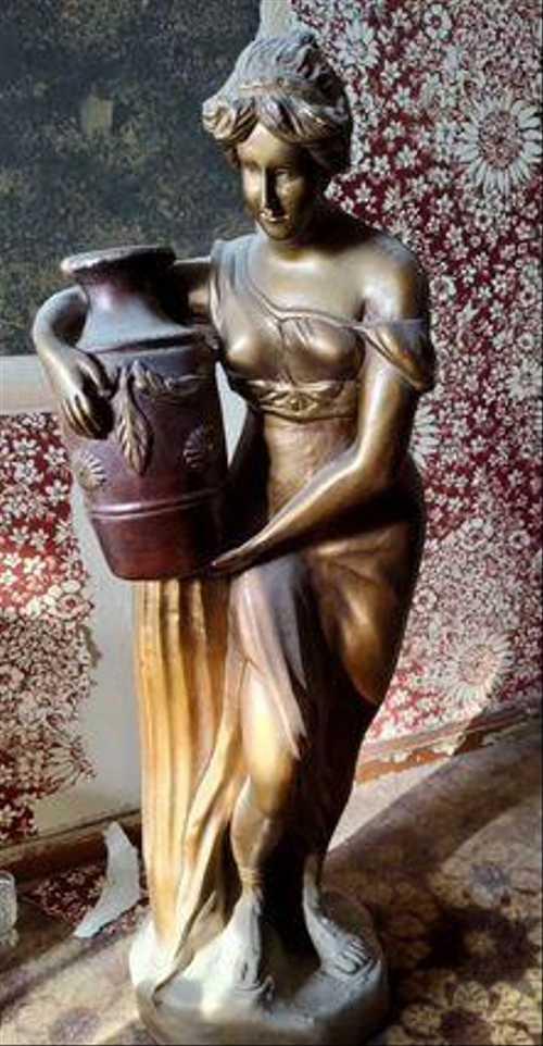 Антикварная статуэтка "Женщина с кувшином"