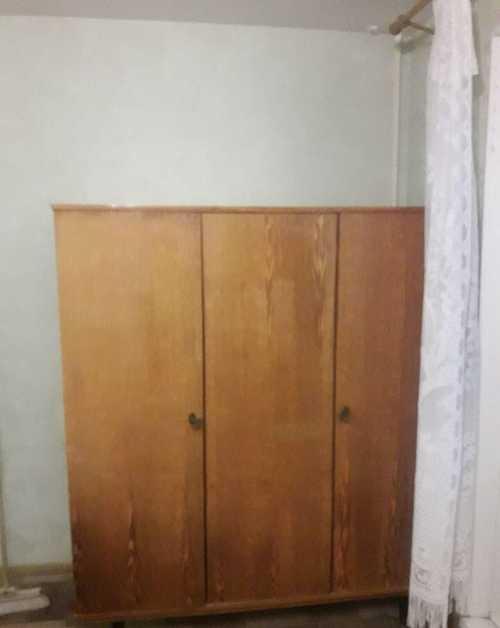 Шкаф трехстворчатый лакированный