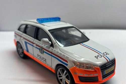 Модель audi q7 полиция 1:43