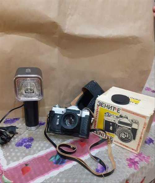 Пленочный фотоаппарат зенит.е продам вместн со всп