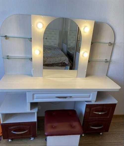 Подвесной гримерный столик с зеркалом и подсветкой