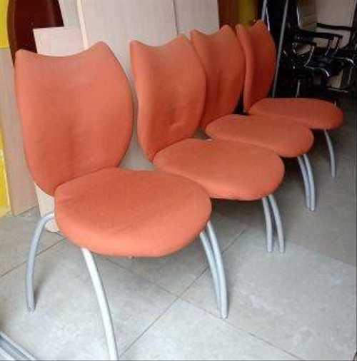 Оранжевый стул у младенца