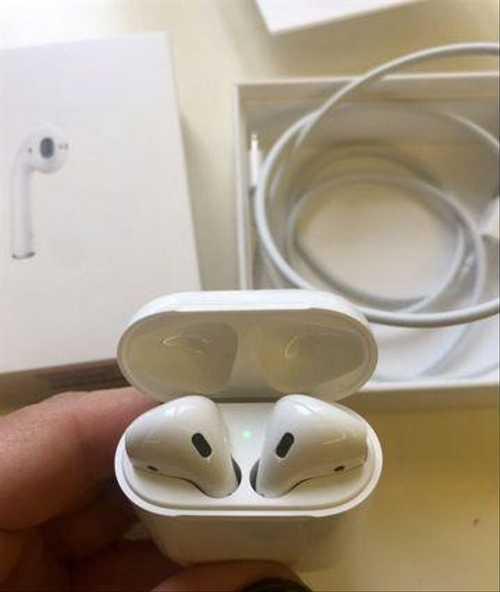 Беспроводные наушники AirPods 2 в зарядном футляре