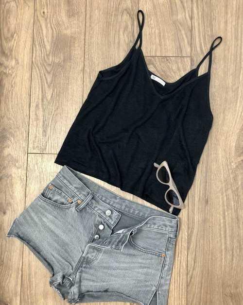 Шорты Levi’s и топ на бретелях Zara