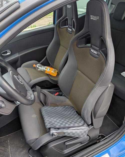 Сидения Recaro на Renault Clio RS 2012