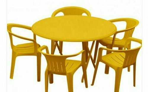 Пластиковый стол и 4 стула