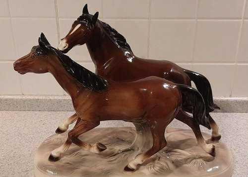 Большая статуэтка лошади, кони бегущие. Германия