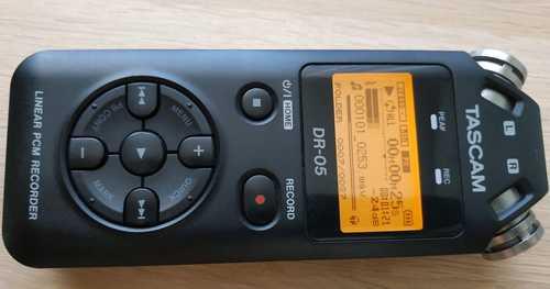 Поративный рекордер диктофон Tascam DR-05