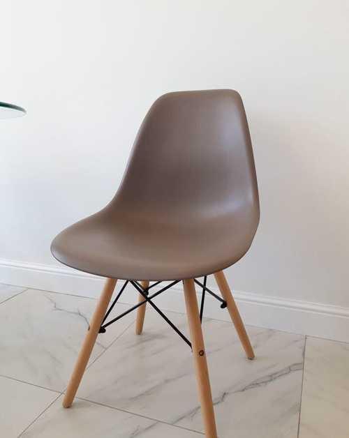 Cтул пластиковый на деревянных ножках Eames DSW