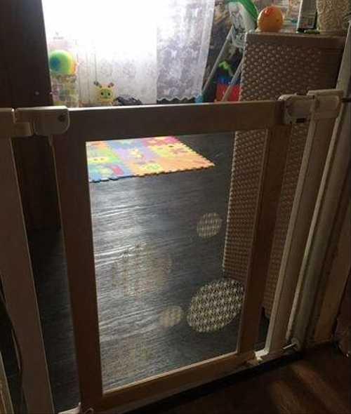 Защитный барьер-калитка для дверного лестничного п