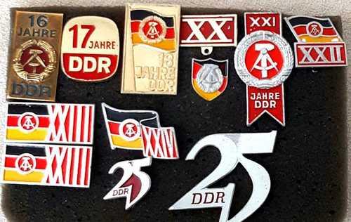 Гдр x5 group. Значки ГДР DDR. Значок ХХ DDR. Значки ГДР концлагеря. Автомобили ГДР значки.