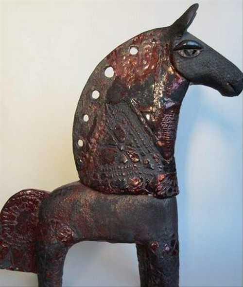 Конь скульптура