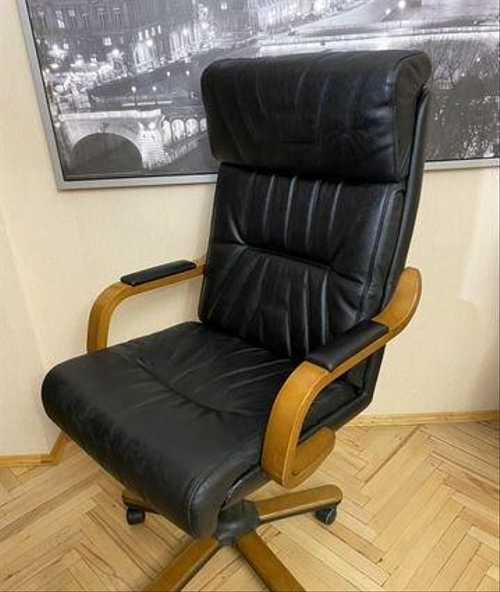 Кожаное кресло руководителя (компьютерное кресло)