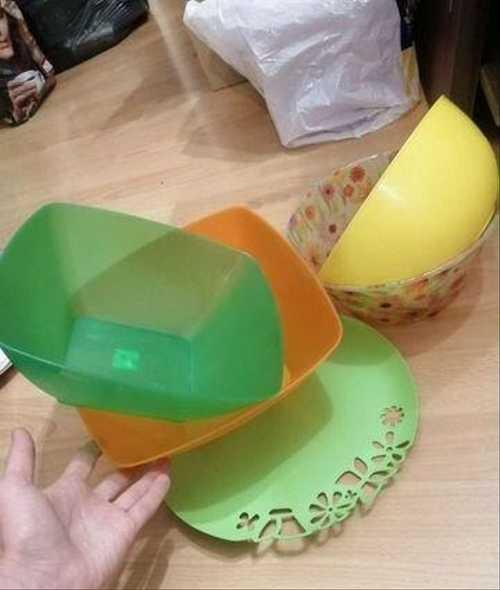 Пластиковые миски и тарелка