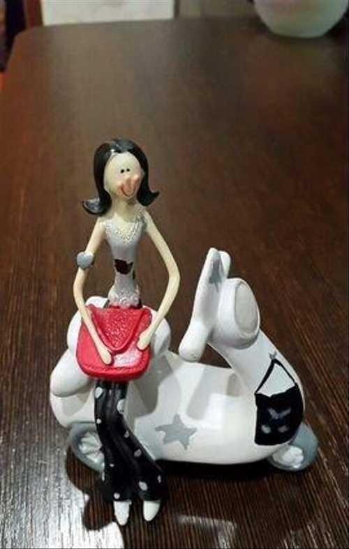 Фигурка девушка на мопеде