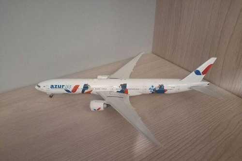 Модель самолета 777-300 Azur Air 1:400