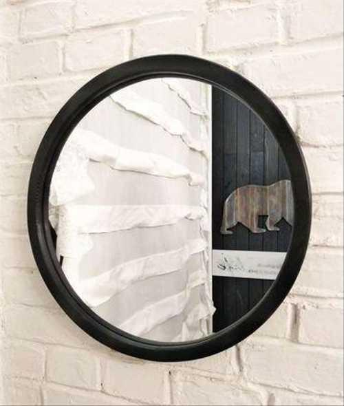 Зеркало в круглой деревянной раме