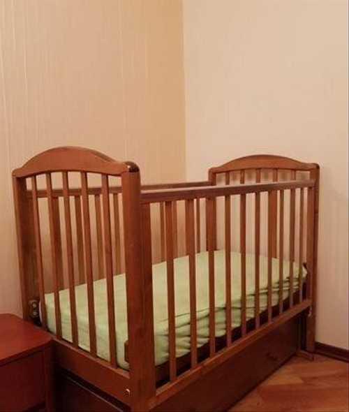 Детская кровать и комод