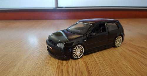 Машинка модель VW Golf R32