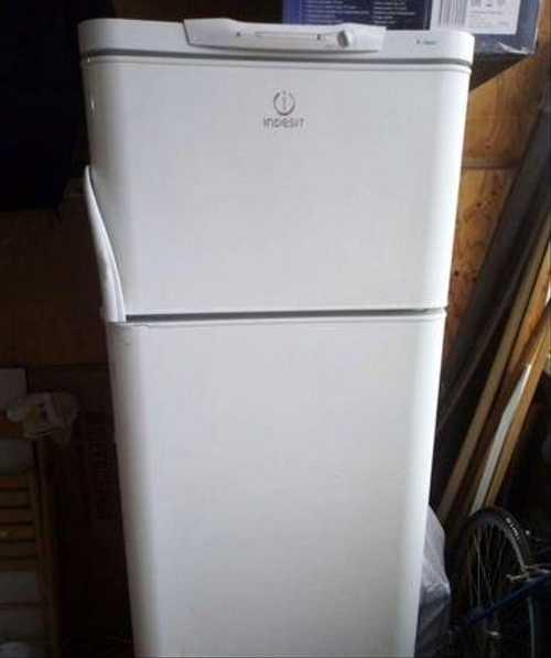 Холодильник Indesit RA32G требует заправки фрионом