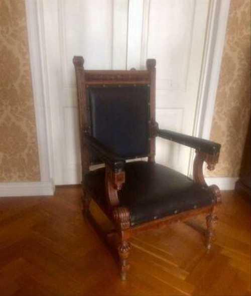 Старинное антикварное дубовое кресло