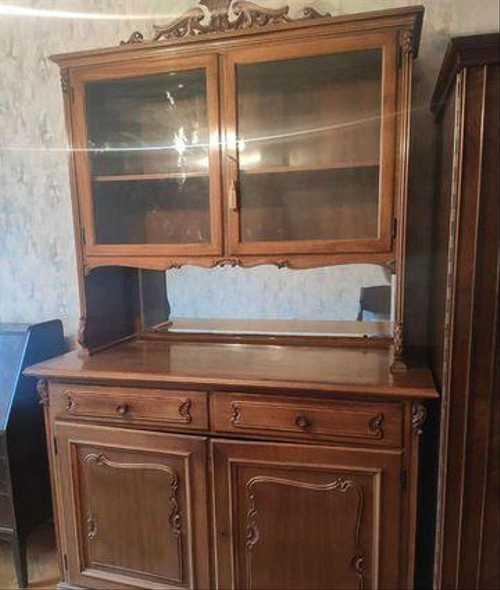 Старинный антикварный шкаф буфет