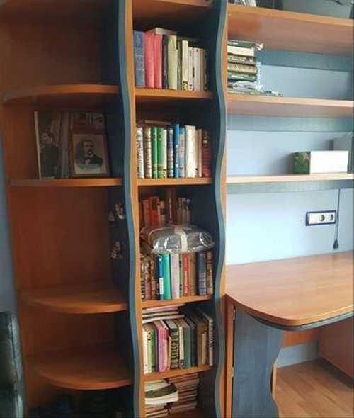 Книжный шкаф и стол комплект