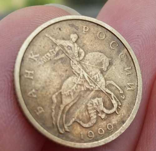 10 копеек 1999 года. Брак: скол