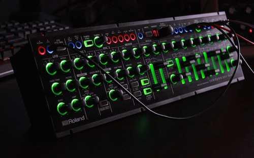 Roland Aira System 1m (полумодульный синтезатор)