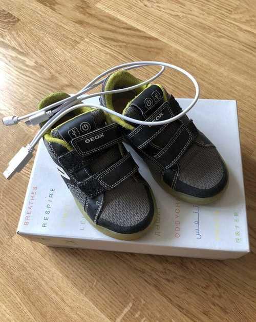 Светящиеся кроссовки Qeox