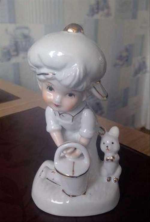 Фарфоровая статуэтка,Мальчик с лейкой