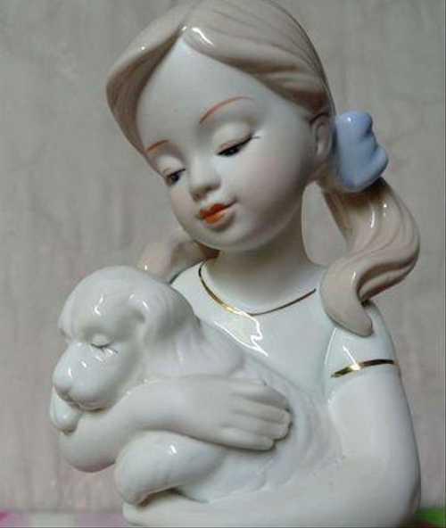 Фарфоровая статуэтка девочка с щенком